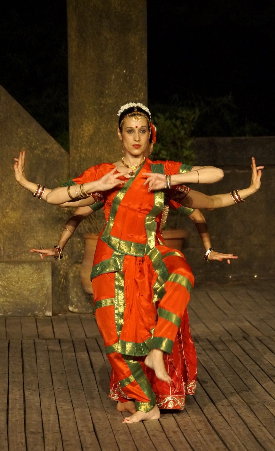 ΤΟ BOLLYWOOD ΣΥΝΑΝΤΑ ΤΟΝ ΚΛΑΣΙΚΟ ΙΝΔΙΚΟ ΧΟΡΟ ΣΤΟ ΧΥΤΗΡΙΟ